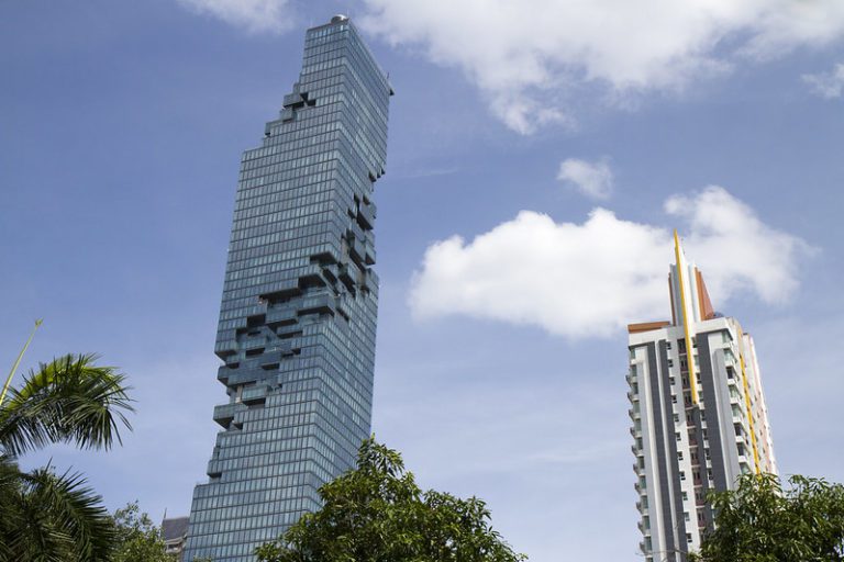 Le MahaNakhon - un immeuble auquel il semble manquer des pixels ...
