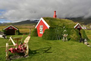 En Islande, la maison Lindarbakki est une maison de gazon qui semble ...