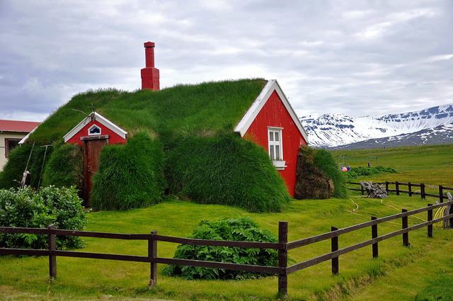 En Islande, la maison Lindarbakki est une maison de gazon qui semble ...
