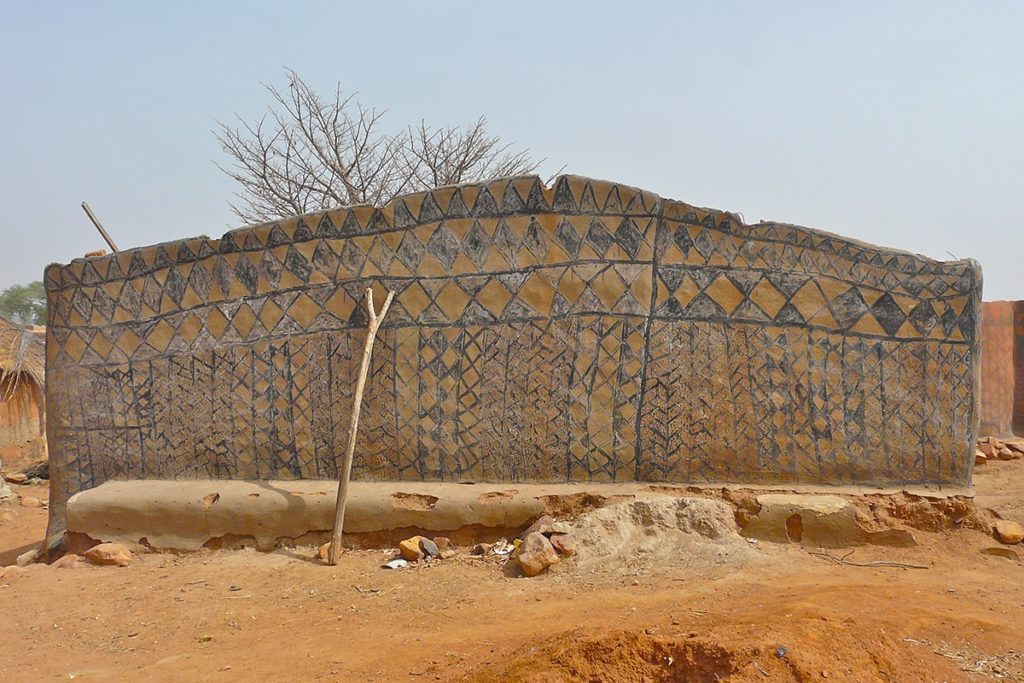 Les cases décorées du village de Tiébélé peuplé par les Kassena au ...