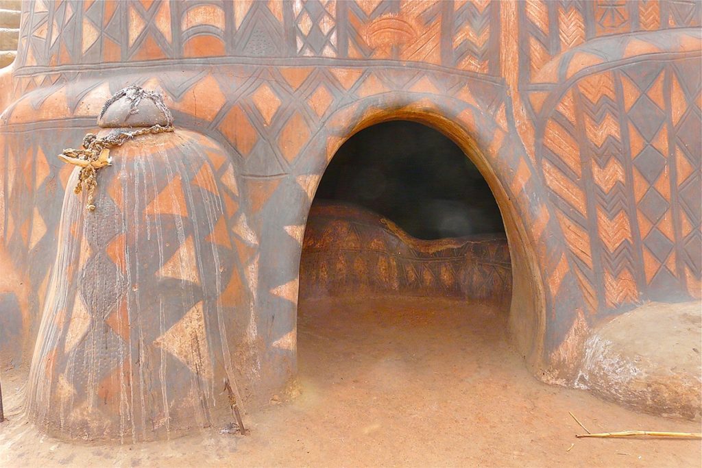 Les cases décorées du village de Tiébélé peuplé par les Kassena au ...