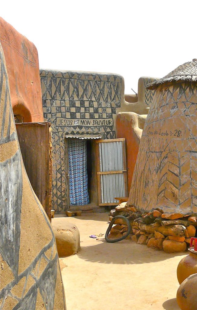 Les cases décorées du village de Tiébélé peuplé par les Kassena au ...