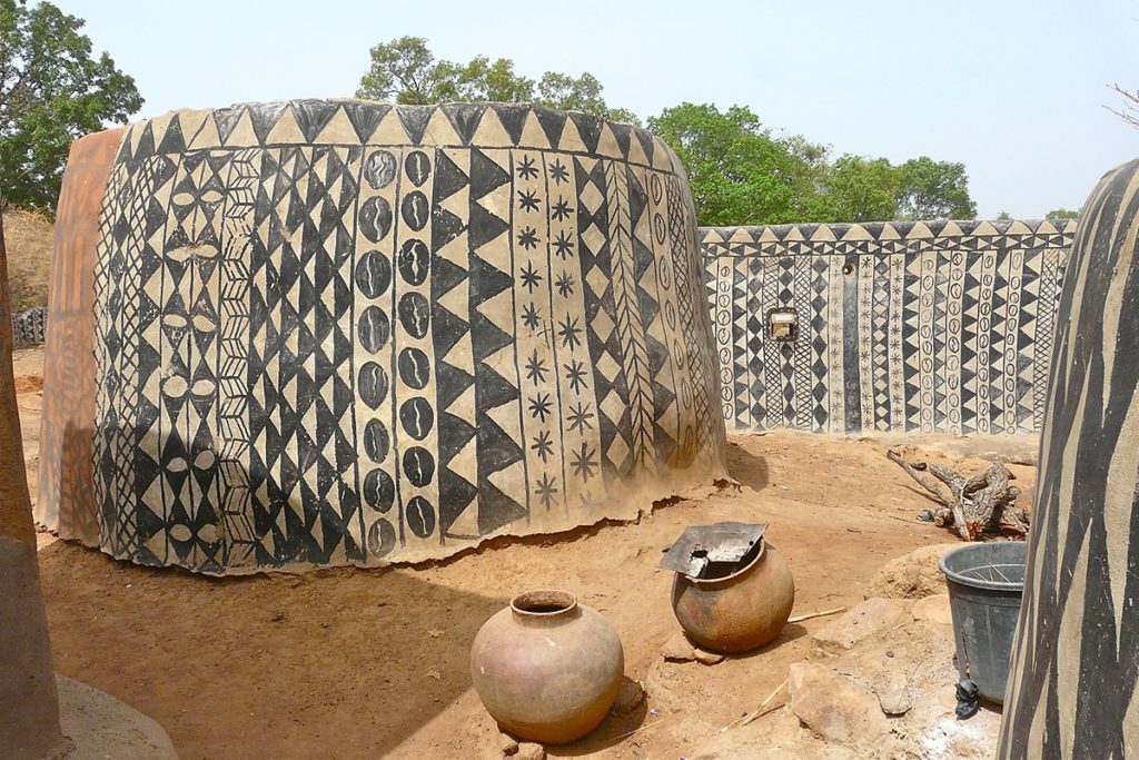 Les cases décorées du village de Tiébélé peuplé par les Kassena au ...