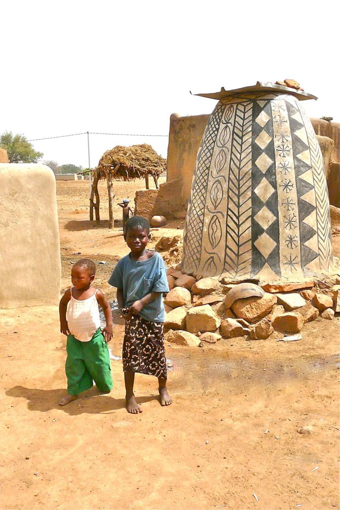 Les cases décorées du village de Tiébélé peuplé par les Kassena au ...