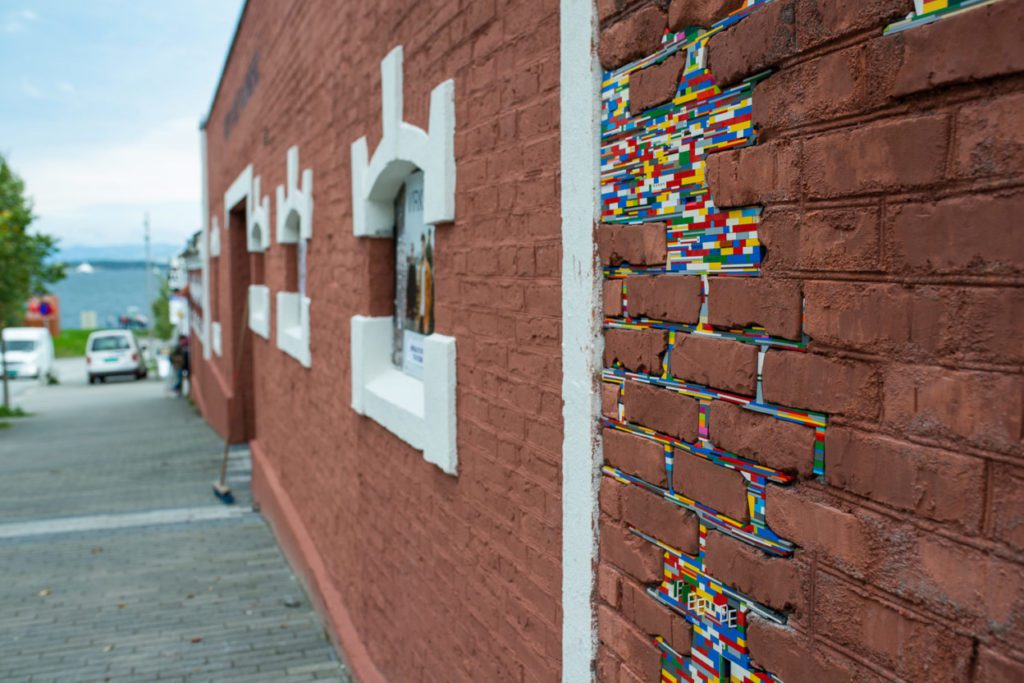 Jan Vormann répare des murs avec des legos - 2Tout2Rien