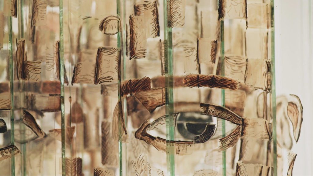 Head Instructor une sculpture de verre en anamorphose par Thomas ...