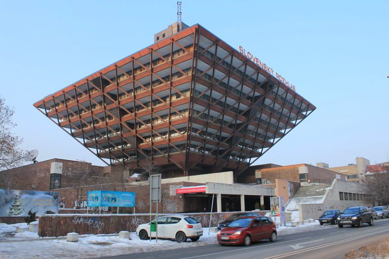 L'étrange immeuble de la radio slovaque en forme de pyramide inversée ...