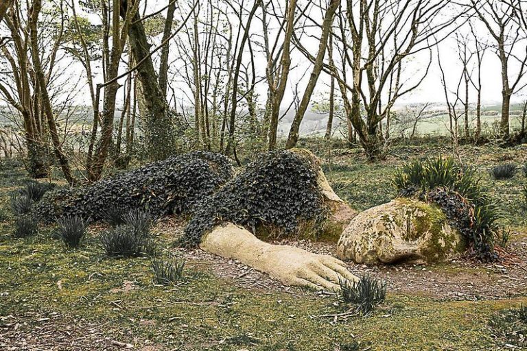 The Mud Maid des jardins perdus de Heligan, une sculpture qui se ...