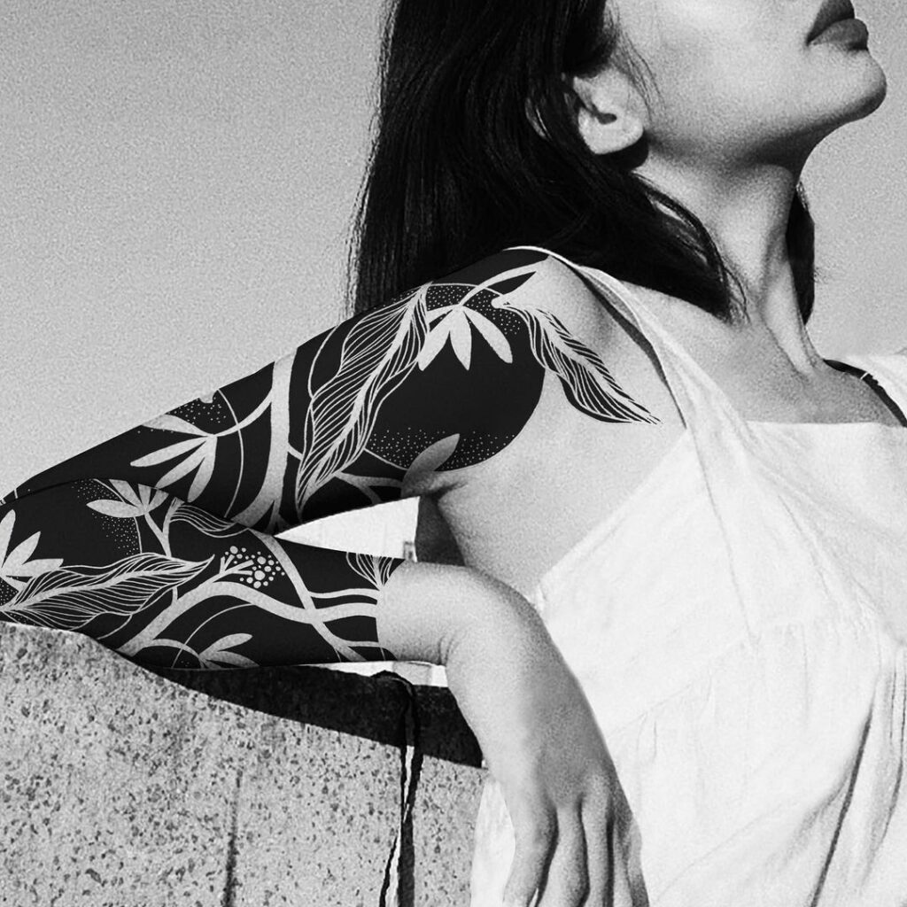 Les délicats tatouages noirs blackwork de Jessie Cohen - 2Tout2Rien