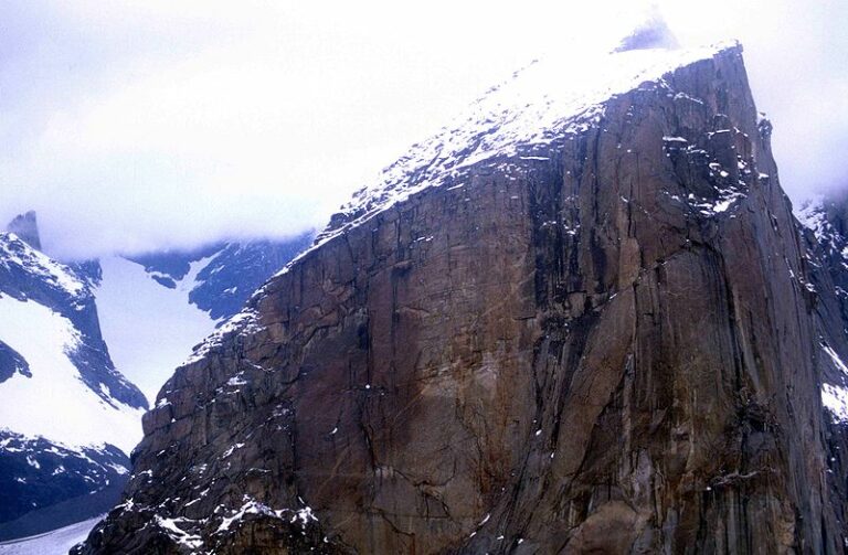Le mont Thor - la plus haute paroi rocheuse verticale du monde - 2Tout2Rien