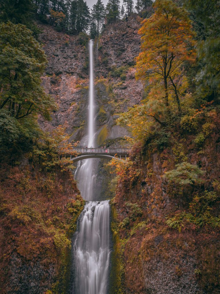 Multnomah Falls - les magnifiques chutes de Multnomah dans l'Oregon ...