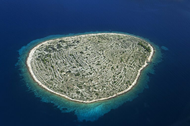 L'île de Baljenac en Croatie, une île en forme d'empreinte digitale ...