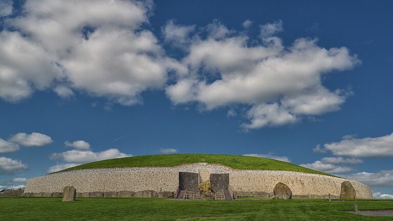 Le tumulus de Newgrange, une structure préhistorique plus ancienne que ...