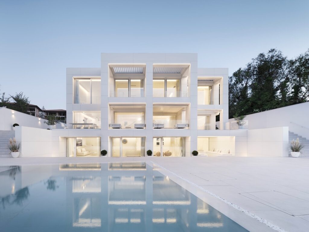Une magnifique maison toute blanche surplombant la mer noire - 2Tout2Rien