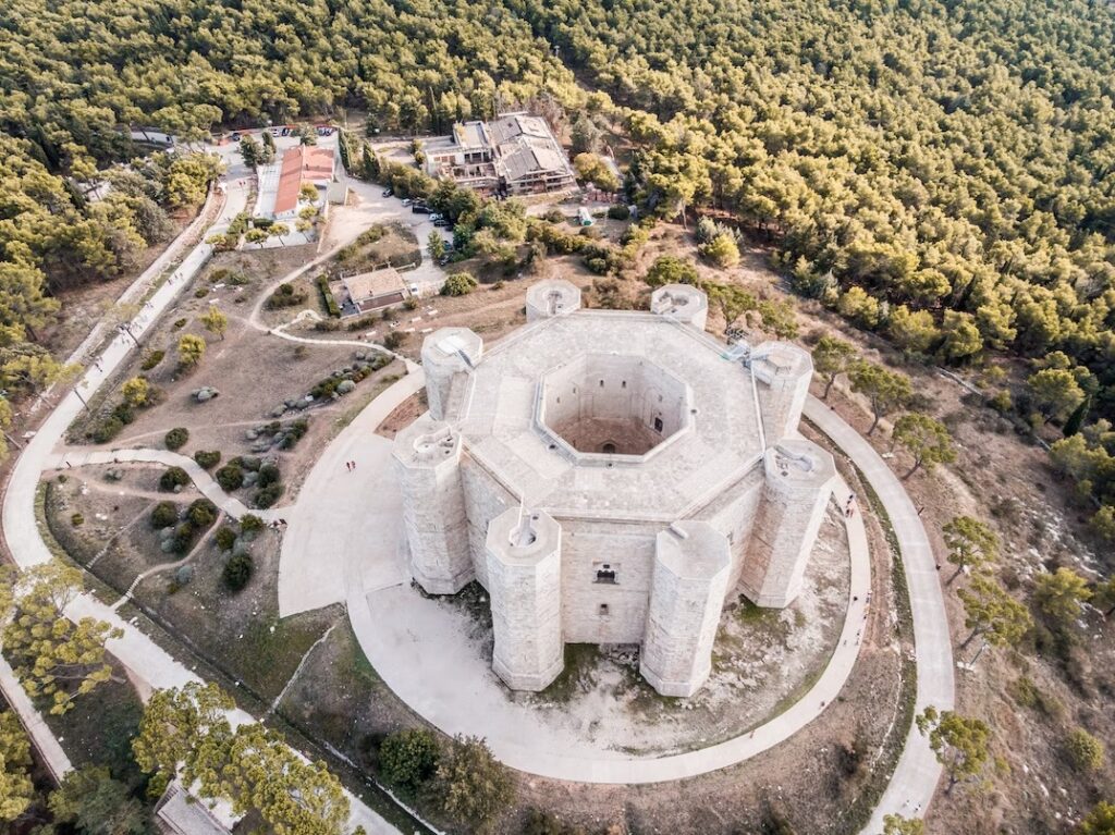 La beauté énigmatique du Castel del Monte - 2Tout2Rien
