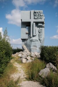 Le masque de tristesse de Magadan, mémorial des victimes du Goulag ...