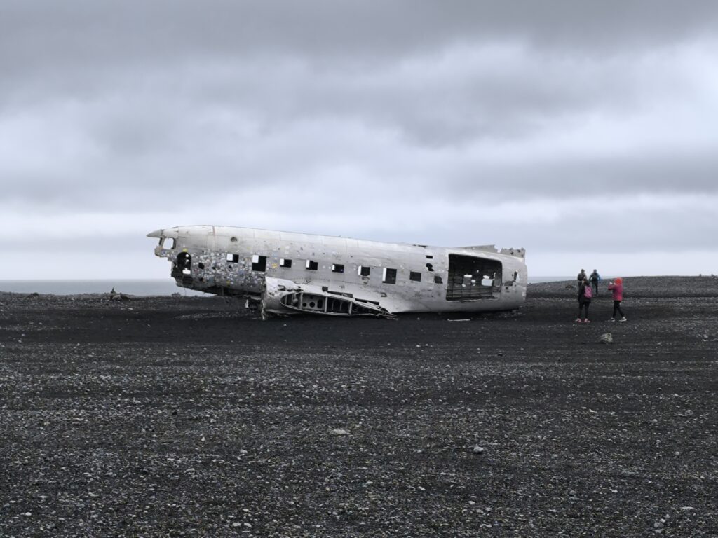 La fameuse épave d'avion sur une plage noire au Sólheimasandur en ...