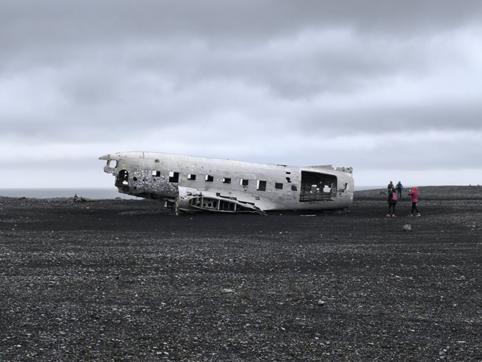 La fameuse épave d'avion sur une plage noire au Sólheimasandur en ...