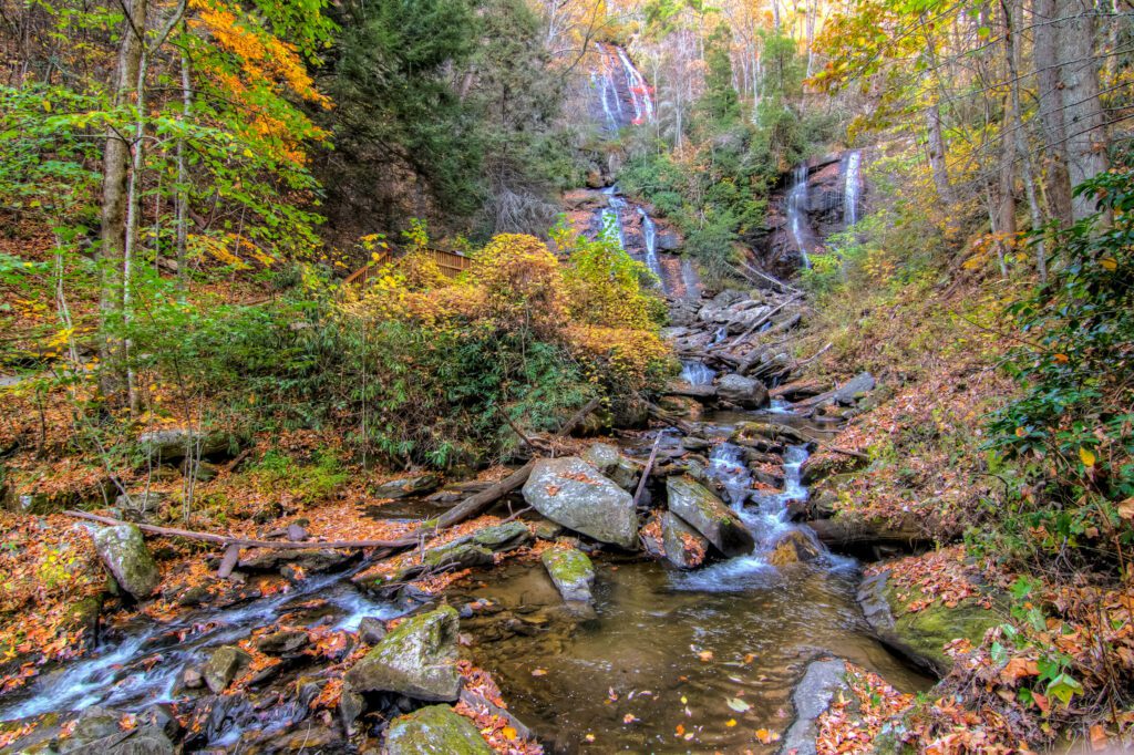 Les cascades jumelles de Anna Ruby sont merveilleuses à l'automne ...
