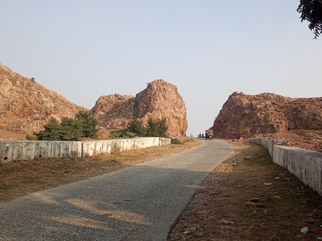 Dashrath Manjhi, l’homme qui a creusé une montagne pour son village ...